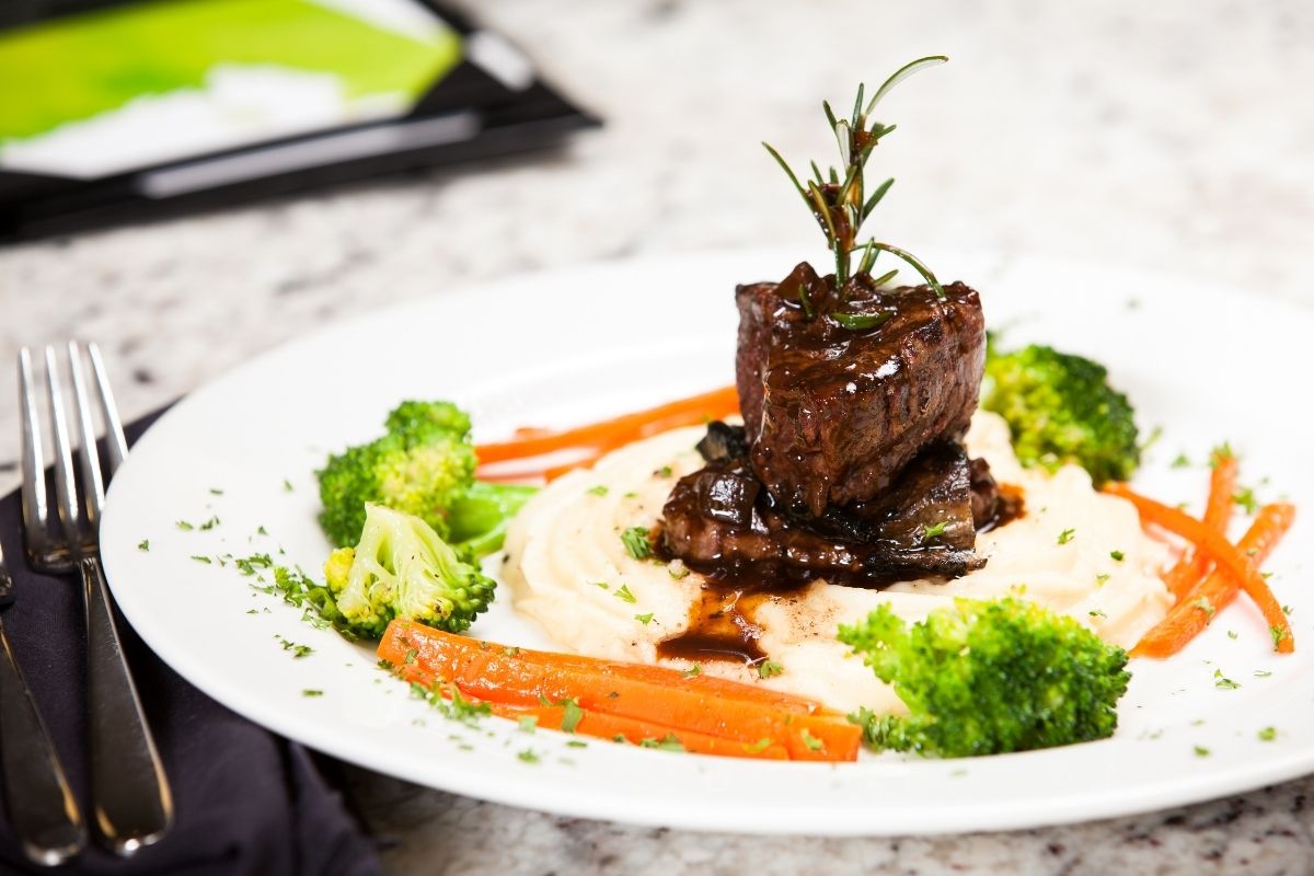 How to Start a Small Restaurant with No Money [5 Simple Steps]