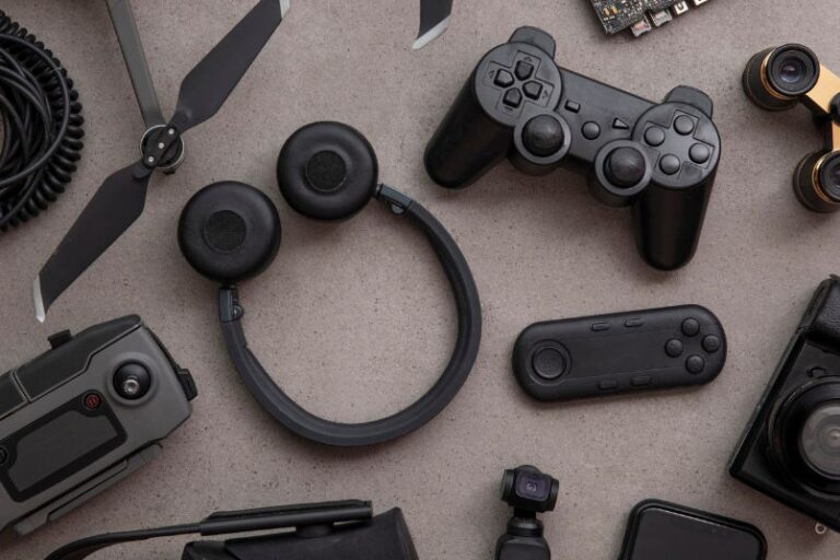 7 Best Travel Gadgets that Leverage Technology To-Go